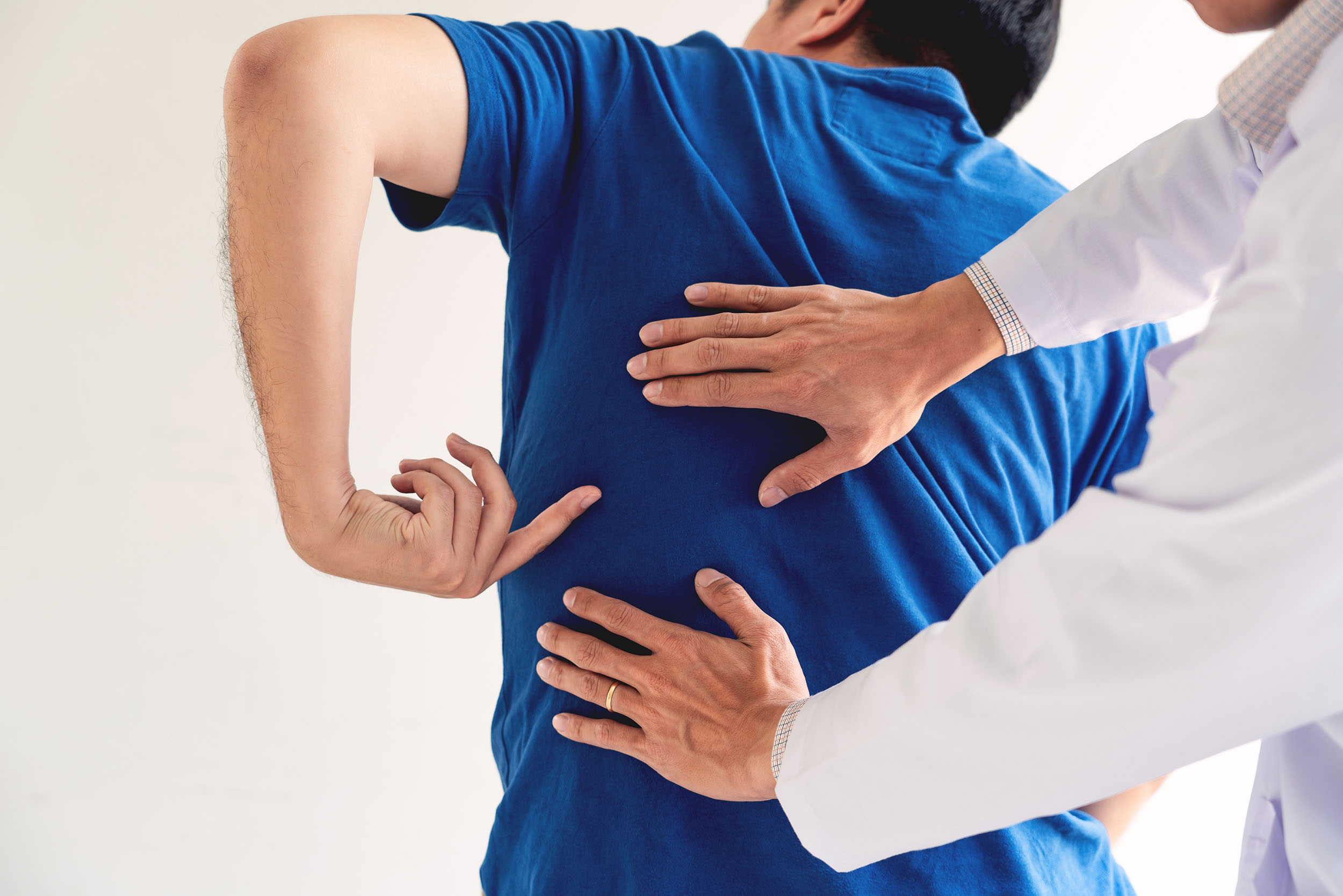 Spondilolistezis lombar: Cauze, simptome, tratament | MedLife